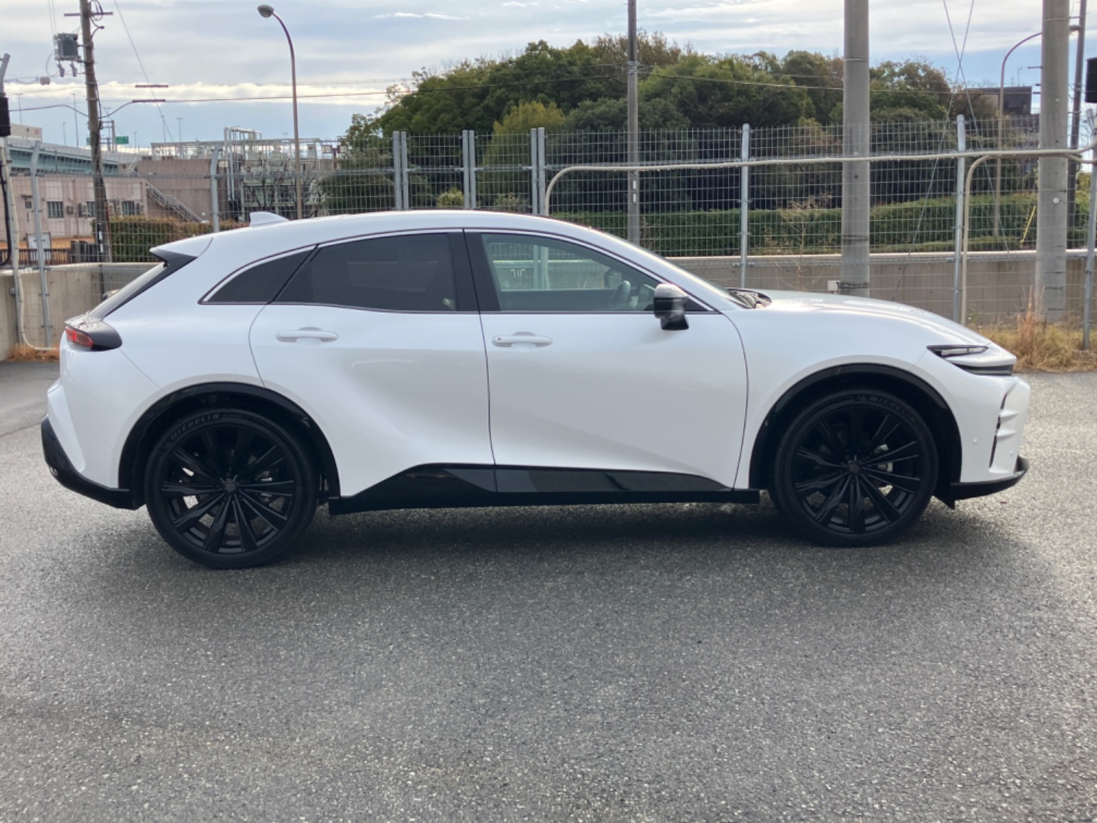 トヨタ クラウン SPORT Z HEV 2.5L 4WD(5人乗り) ハイブリッド 2023年式 プレシャスホワイトパール [2421]の ...