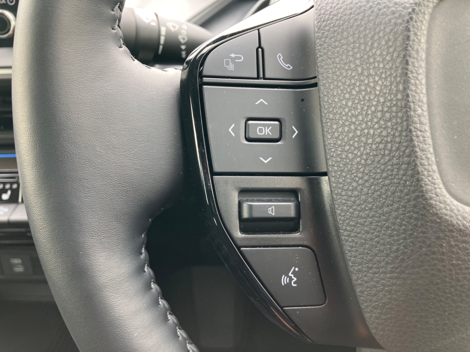 トヨタ プリウス U HEV 1.8L 2WD(5人乗り) 上級内装仕様 ハイブリッド 2023年式 アッシュ [1992]の詳細｜【KINTO ONE(中古車)】トヨタの中古車サブスク（フル ...